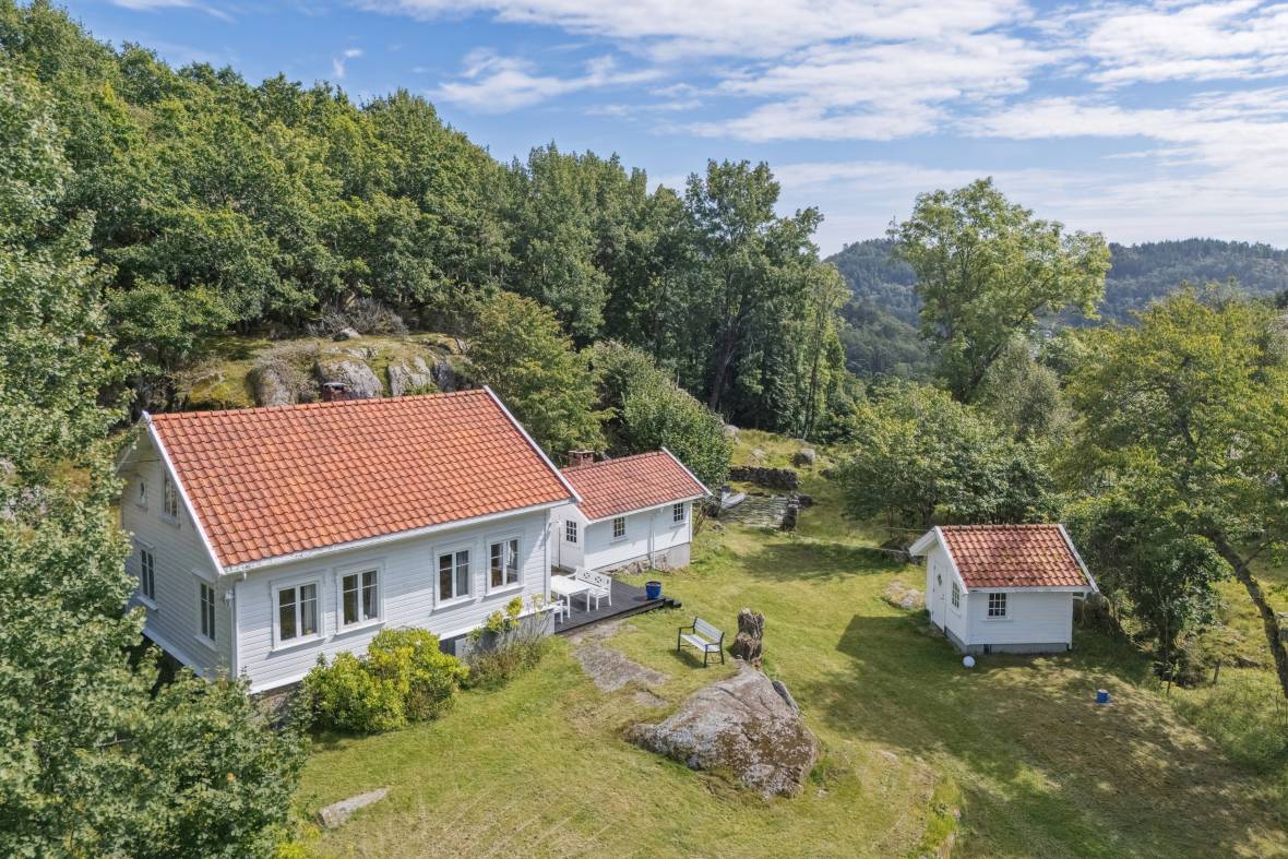 Sjarmerende fritidseiendom i naturskjønne omgivelser med båtplass i ...