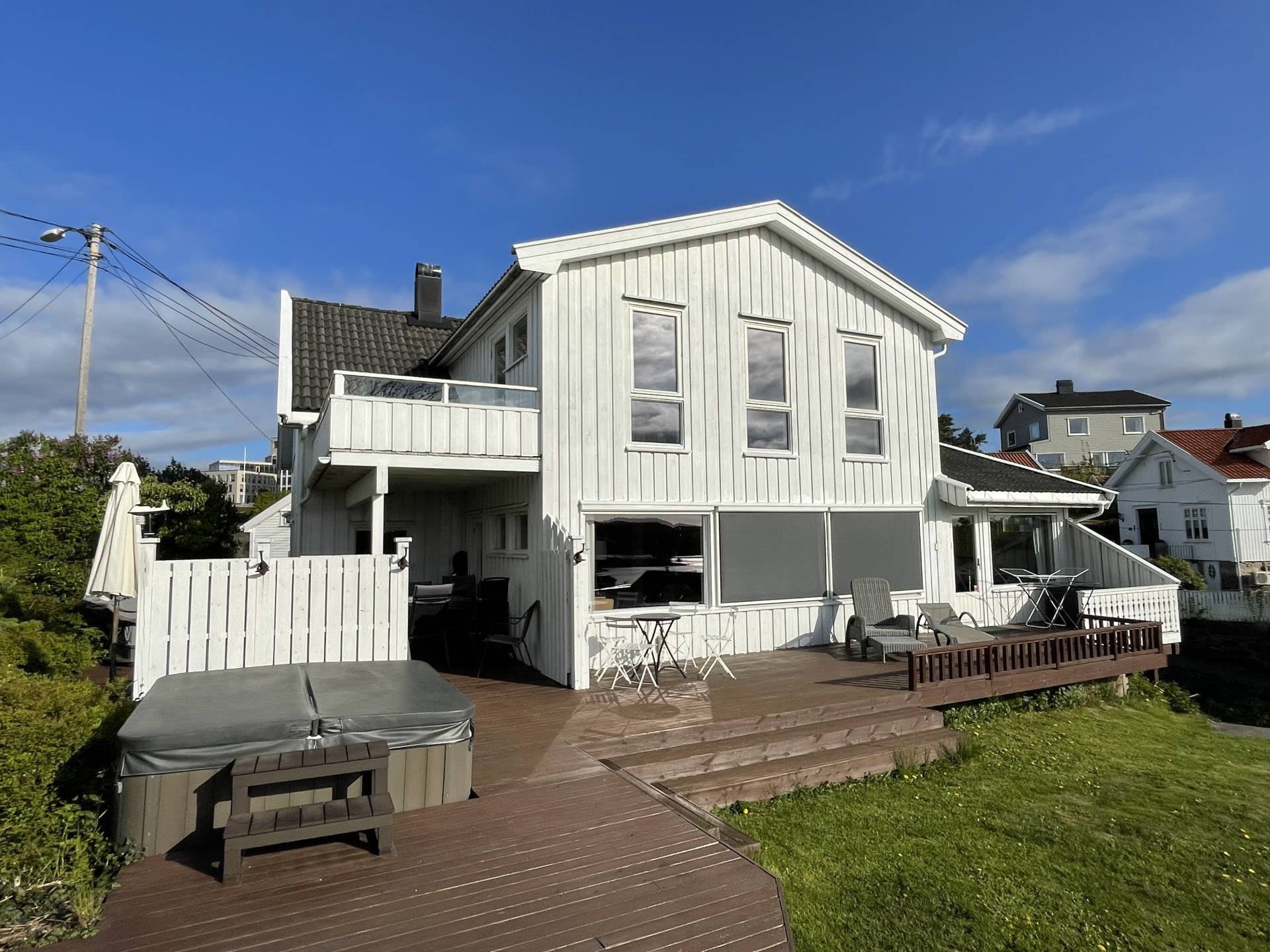 Sentrumsnær utsiktseiendom med dobbel garasje og store solterrasser ...