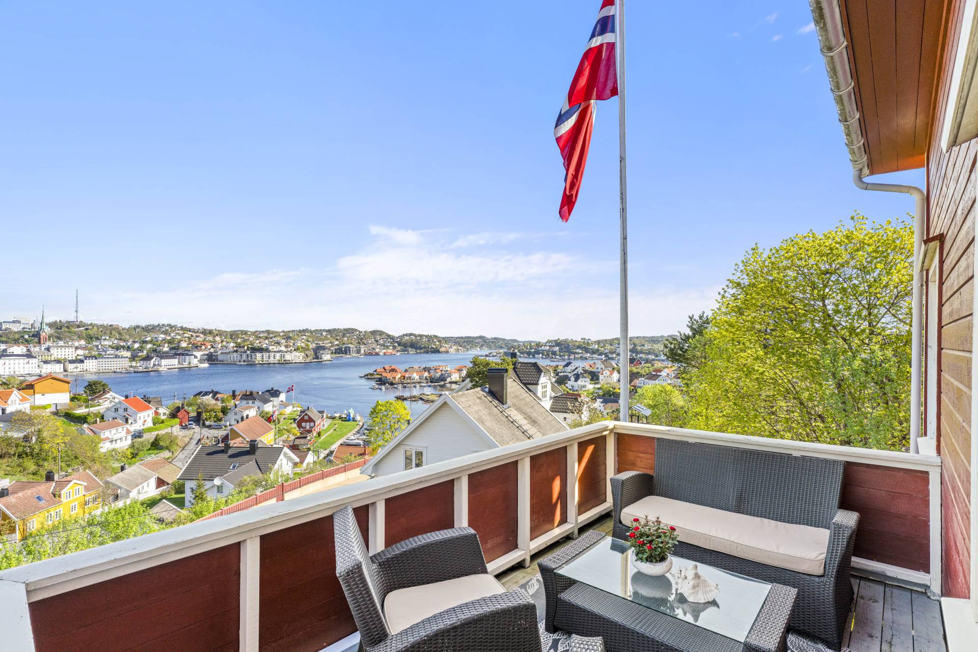 Restaureringsobjekt på fantastisk solrik utsiktstomt like over ...