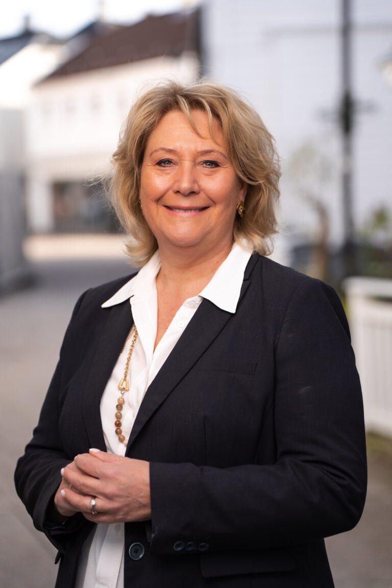 Pen, velholdt leilighet med egen garasje | Stor, solrik terrasse | 2 ...